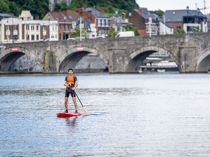 Tochtje op de Maas op een paddle of kayak met een fles wijn - Bongo